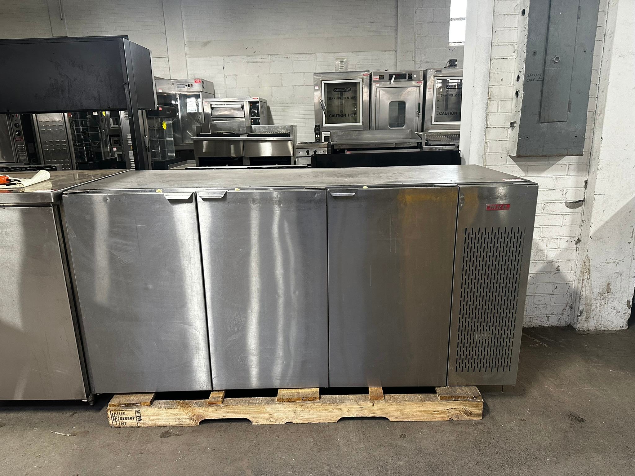 REFRIGERATED BACK BAR 72”. Beer fridge with compressor BB72SC ...